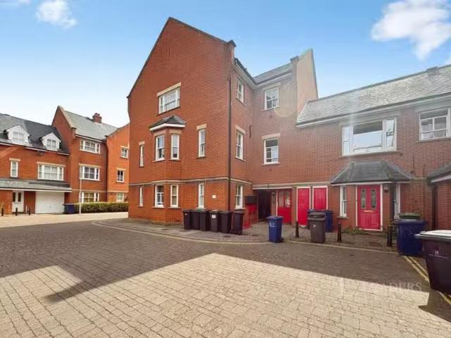 For Rent! 1 BA 2 bedroom house for rent in Ravensworth Gardens.