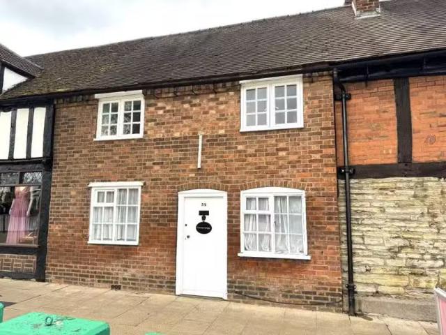 Cozy 1 BA 2 bedroom house for rent in Rother Street, Stratford.