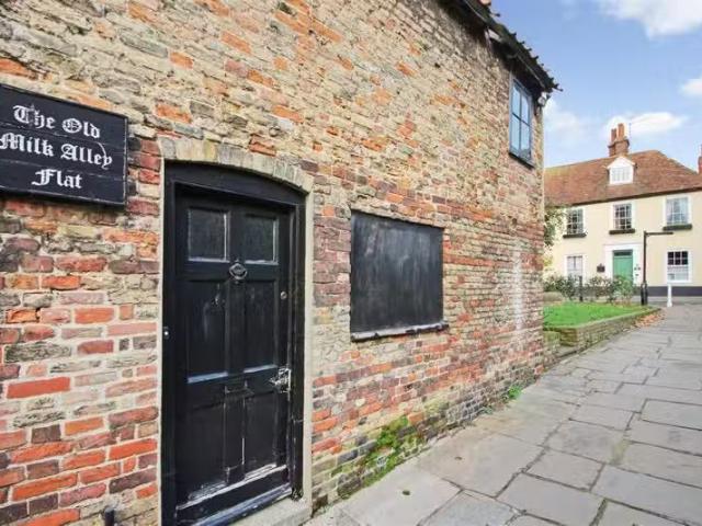 For Rent! 1 BA 2 bedroom maisonette for rent in Market Street.