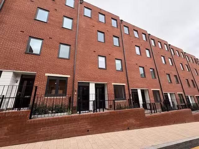 Cheap 1 BA 2 bedroom maisonette for rent in Brook Street, Dean.