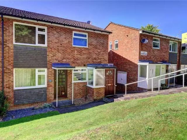Rental! 1 BA 2 bedroom maisonette for rent in Carrington Road.