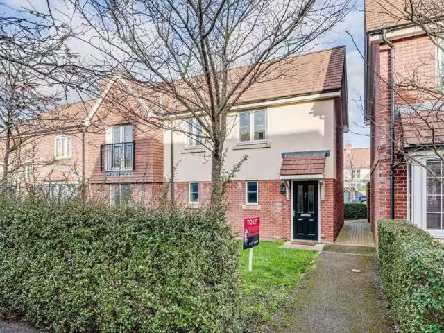 Charming 1 BA 2 bedroom maisonette for rent in Douglass Walk.