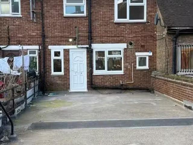 For Rent! 1 BA 2 bedroom maisonette for rent in Green Street.