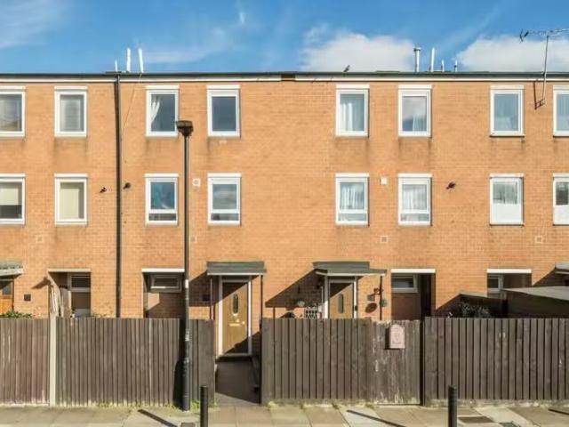 For Rent! 1 BA 2 bedroom maisonette for rent in Lyneham Walk.