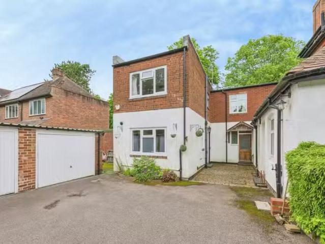 For Rent! 1 BA 2 bedroom maisonette for rent in Lichfield Road.