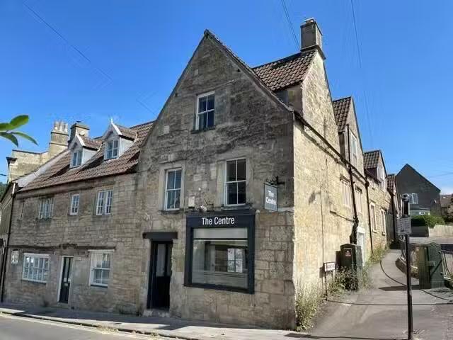 Unique 1 BA 2 bedroom maisonette for rent in St Margarets Stre.