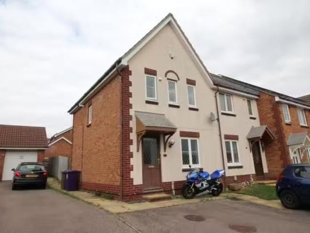 Cozy 1 BA 2 bedroom Mid Terrace House to rent, Fairfield Way.