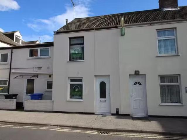 Unique 1 BA 2 bedroom Mid Terrace House to rent, Walton Road.