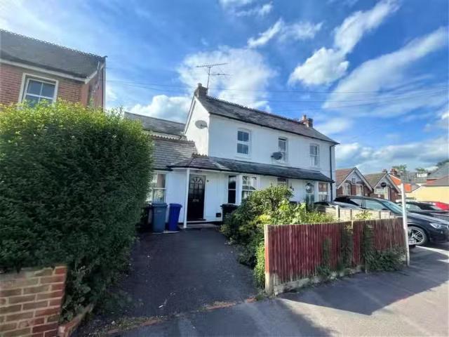 Unique 1 BA 2 bedroom semi detached house for rent in Clarence.