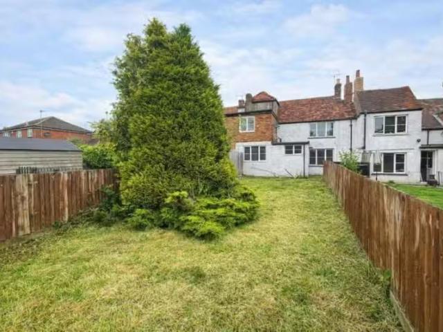 Deal! 1 BA 3 bedroom terraced house for rent in The Common, Hp.
