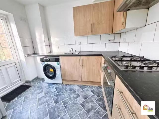 Just in! 1 BA 3 bedroom terraced house for rent in Amwell View.