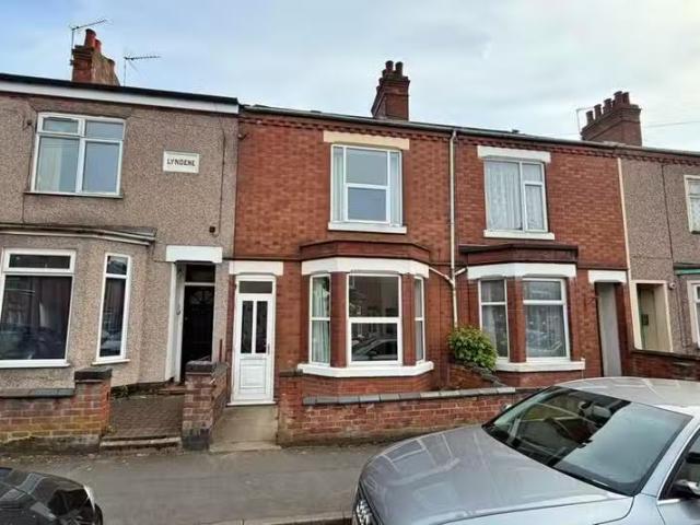 Just in! 1 BA 3 bedroom terraced house for rent in Craven Road.