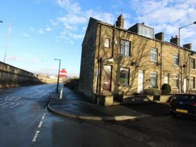 For Rent! 1 BA 3 bedroom terraced house for rent in Hawes Road.