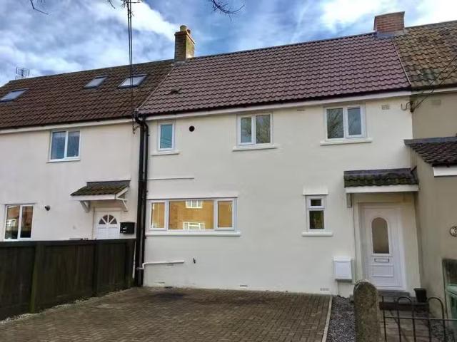 For Rent! 1 BA 3 bedroom terraced house for rent in Kingsland.