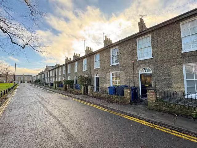 Rental! 1 BA 3 bedroom terraced house for rent in New Square.