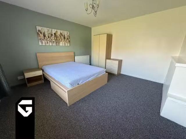Nice 1 BA 3 bedroom terraced house for rent in Newnham Place.