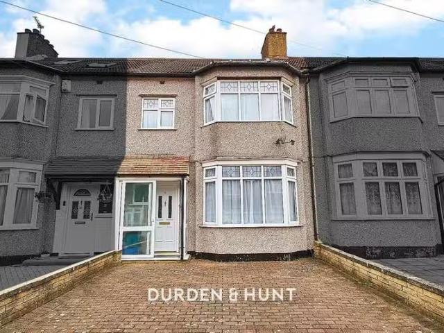Just in! 1 BA 3 bedroom terraced house for rent in Roll Garden.