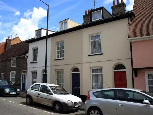 Just in! 1 BA 3 bedroom terraced house for rent in Southgate S.