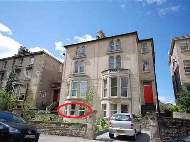Cheap 1 BA 3 bedroom apartment for rent in Garden Flat, Cotham.