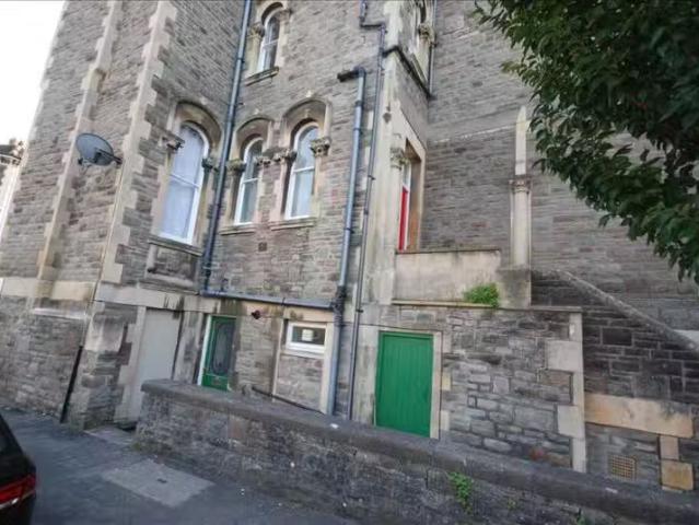 Cozy 1 BA 3 bedroom apartment for rent in Garden Flat, Waverle.