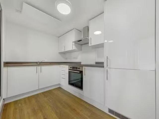 Nice 1 BA 3 bedroom apartment for rent in Dean House, L22