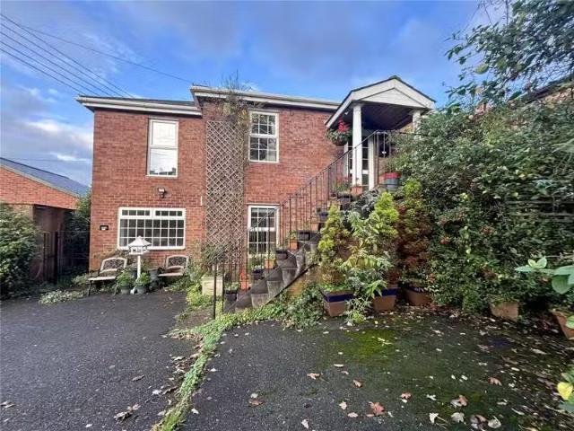 Cheap 1 BA 3 bedroom apartment for rent in Exminster, Exeter.