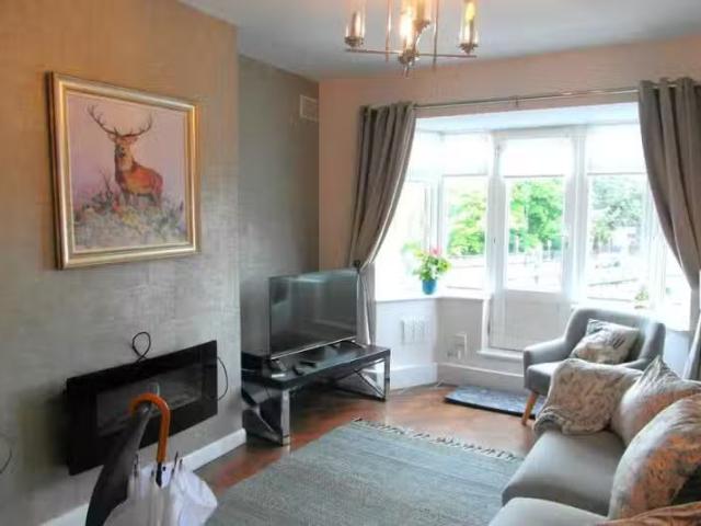 Just in! 1 BA 3 bedroom apartment for rent in Flat, Parkview.