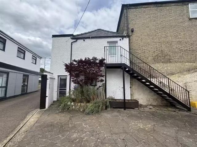 Deal! 1 BA 3 bedroom apartment for rent in Wellington Street.