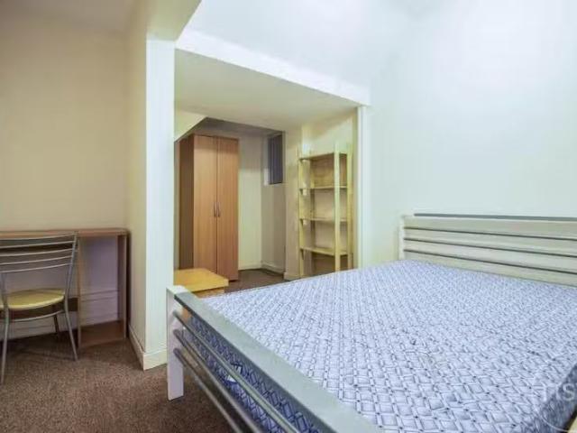 Charming 1 BA 3 bedroom apartment for rent in Wigan Road, Orms.