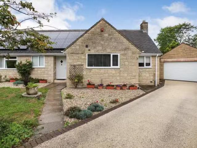 Deal! 1 BA 3 bedroom detached bungalow for rent in Dikler Clos.