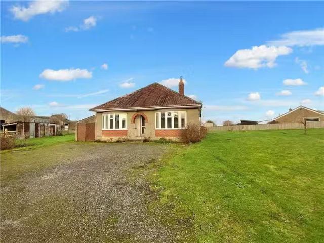 For Rent! 1 BA 3 bedroom detached bungalow for rent in Holywel.