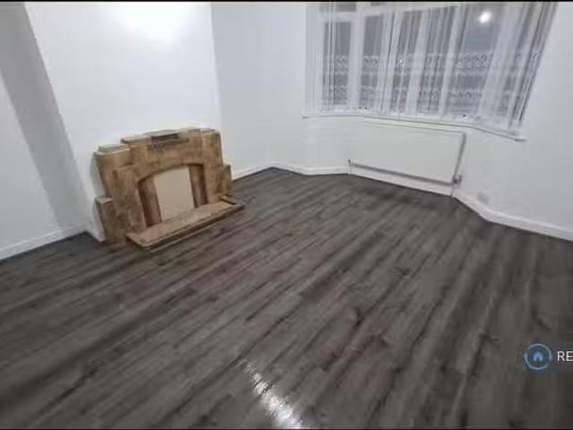 Nice 1 BA 3 bedroom detached house for rent in Davids Road, Br.
