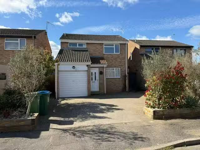 Cheap 1 BA 3 bedroom detached house for rent in Hayden Hill, A.