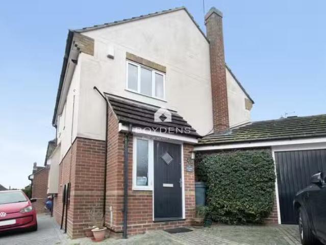 Deal! 1 BA 3 bedroom detached house for rent in Riverside Way.