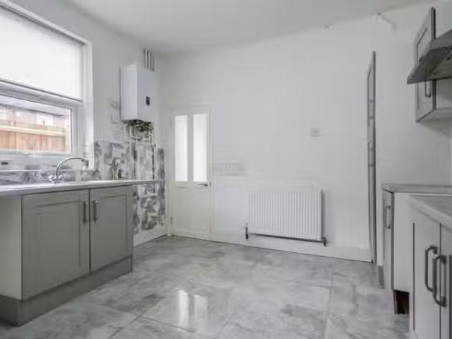 Rental! 1 BA 3 bedroom end of terrace house for rent in Beilby.