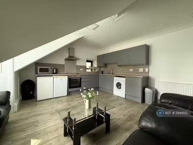 For Rent! 1 BA 3 bedroom flat for rent in Nelson Street, Aberd.