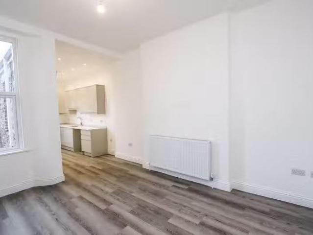 For Rent! 1 BA 3 bedroom flat for rent in Old Church Road, Cle.