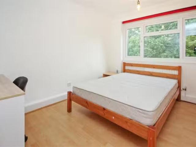 Cozy 1 BA 3 bedroom flat for rent in Beecroft Close, Canterbur.