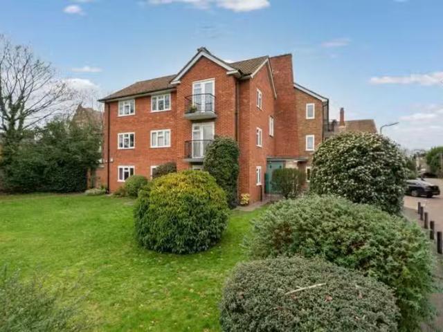 Charming 1 BA 3 bedroom flat for rent in Berrylands Road, Surb.