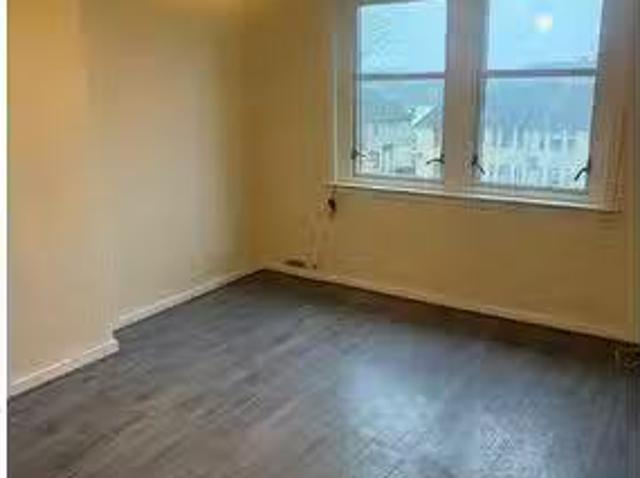 Rental! 1 BA 3 bedroom flat for rent in Dryburgh Avenue, Denny.