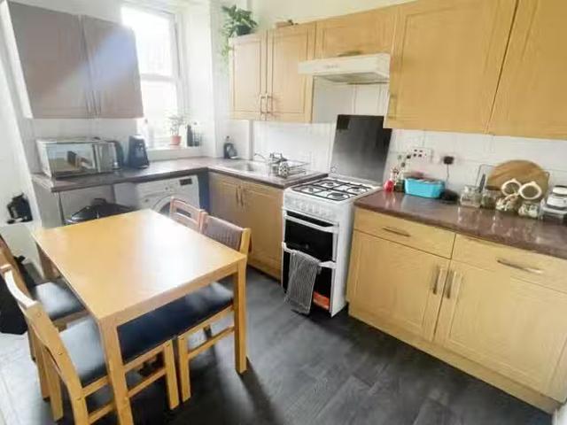 For Rent! 1 BA 3 bedroom flat for rent in Homerton High St, Lo.
