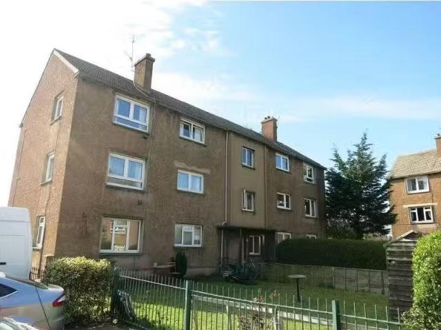 Cheap 1 BA 3 bedroom flat for rent in Pirniefield Bank, Edinbu.