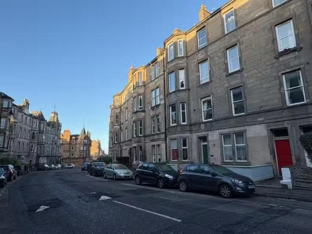 Unique 1 BA 3 bedroom flat for rent in Polwarth Crescent, Edin.