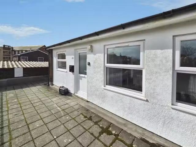 Unique 1 BA 3 bedroom flat for rent in St Thomas Centre, EX4