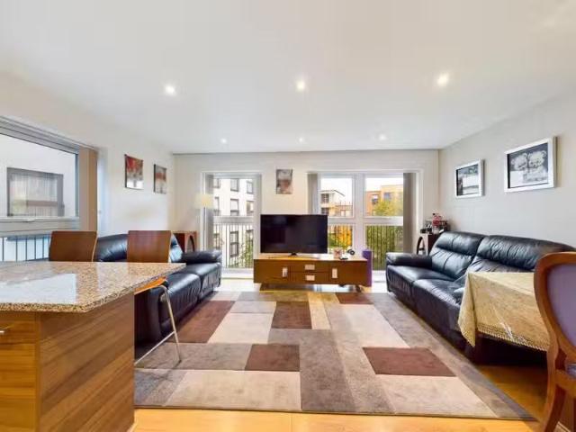 For Rent! 1 BA 3 bedroom flat for rent in Unwin Way, Stanmore.