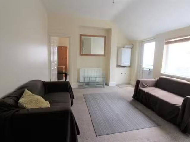 Charming 1 BA 3 bedroom flat for rent in Whitchurch Road, Heat.