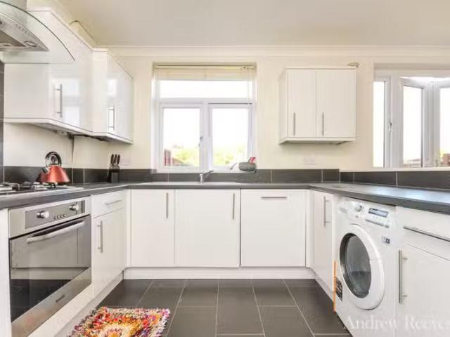 For Rent! 1 BA 3 bedroom house for rent in Southlands Avenue.