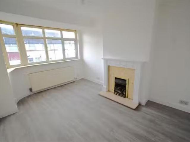 For Rent! 1 BA 3 bedroom maisonette for rent in Alan Close, Da.