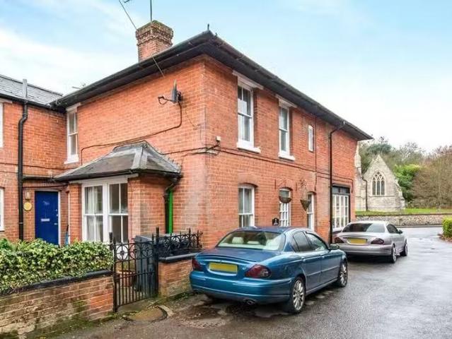 Deal! 1 BA 3 bedroom Mid Terrace House to rent, Collins Lane.