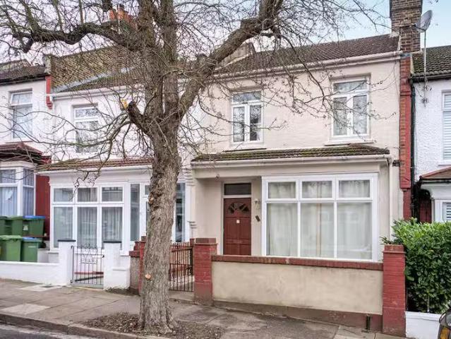 Unique 1 BA 3 bedroom Mid Terrace House to rent, Congress Road.